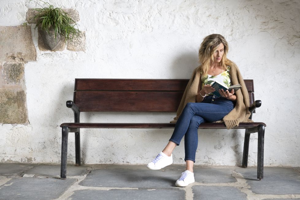 Leyendo en un banco - La Foto del Lector 2023